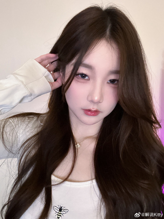 Former LPL English commentator Kitty shares photo: Last night's second channel live stream look~